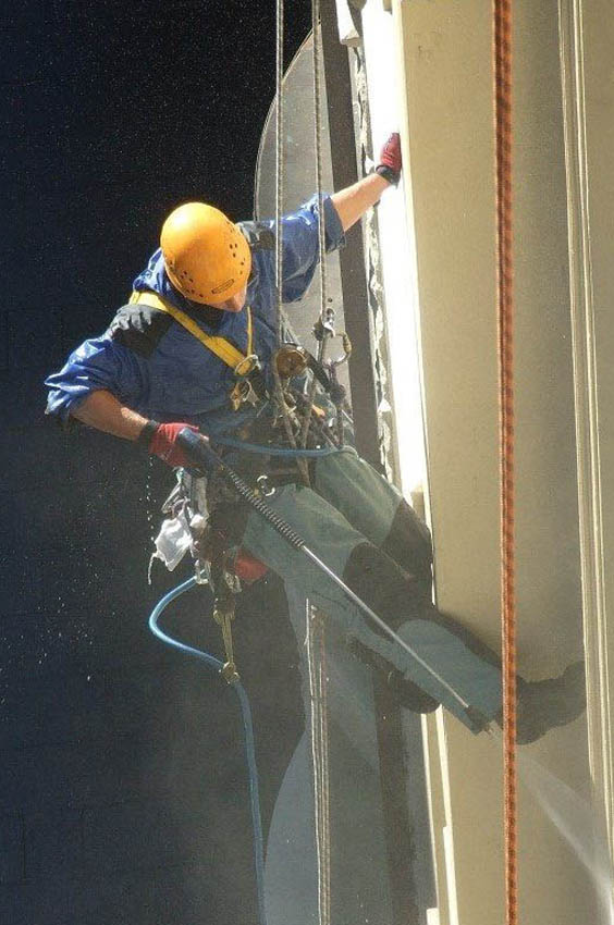 Professional Pressure Cleaning for Building Maintenance - Abseilers United